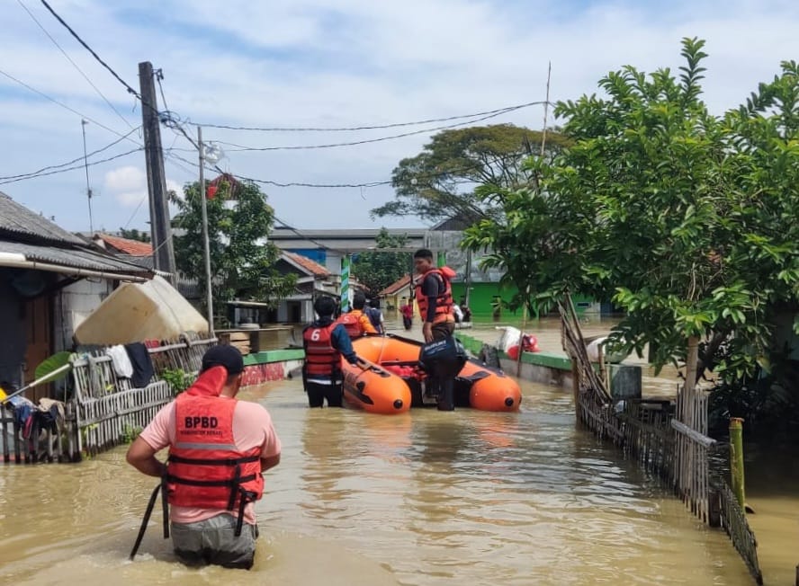 BPD Kabupaten Bekasi Lakukan Evakuasi dan Distribusikan Bantuan di 13 Kecamatan Terdampak Banjir ...